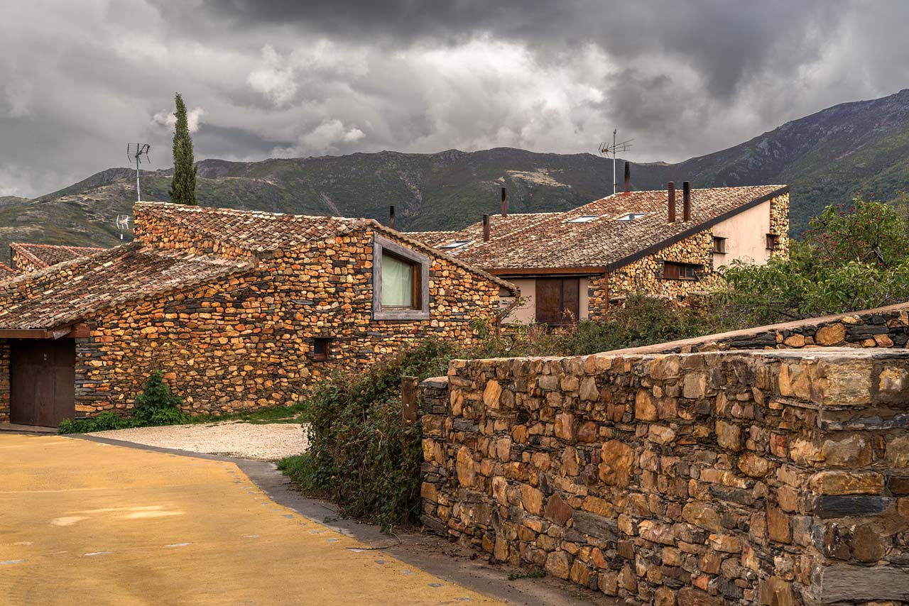 Los pueblos rojos y negros en la sierra de Ayllón de Segovia | Portal ...
