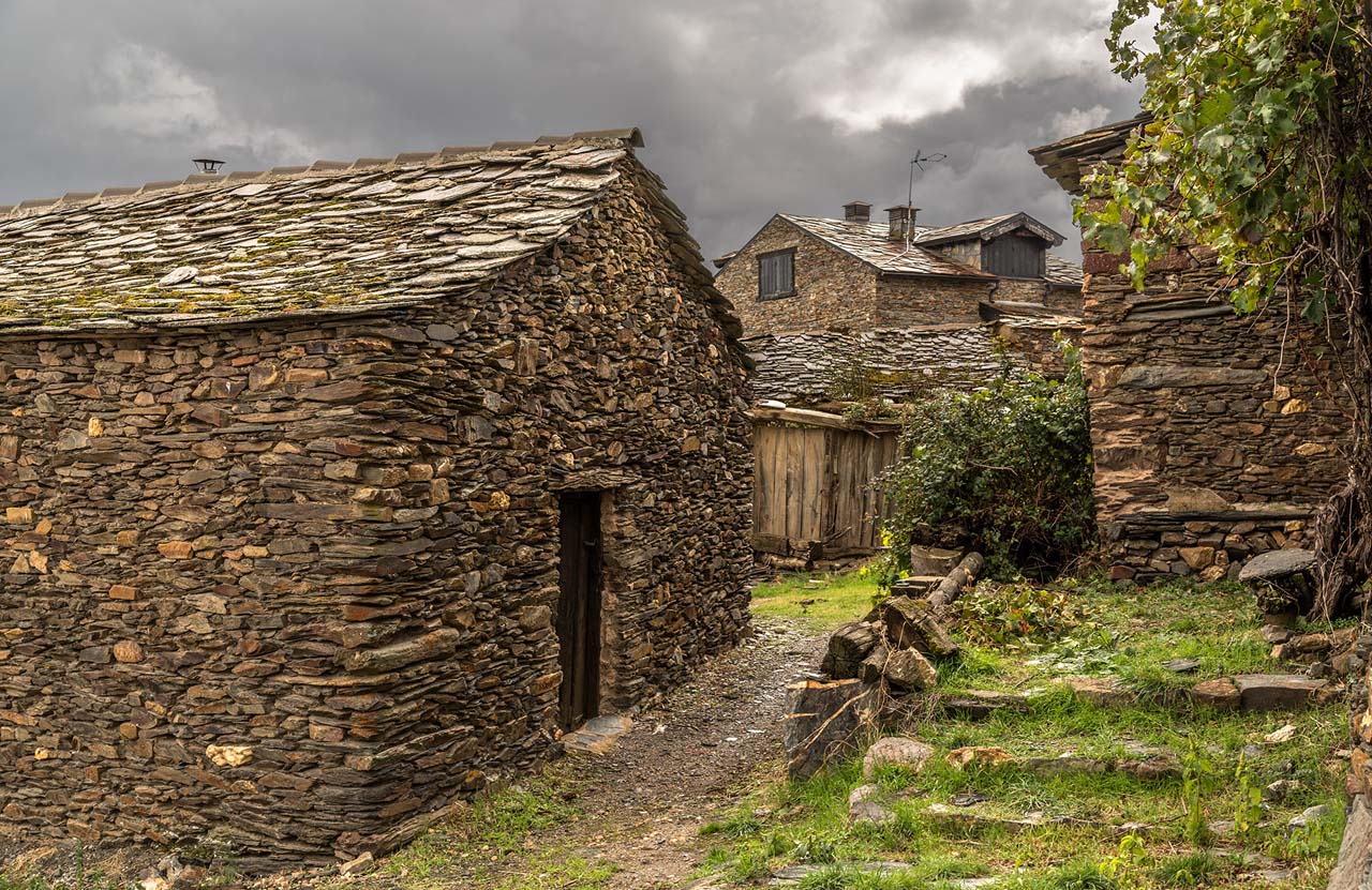 Los pueblos rojos y negros en la sierra de Ayllón de Segovia | Portal ...