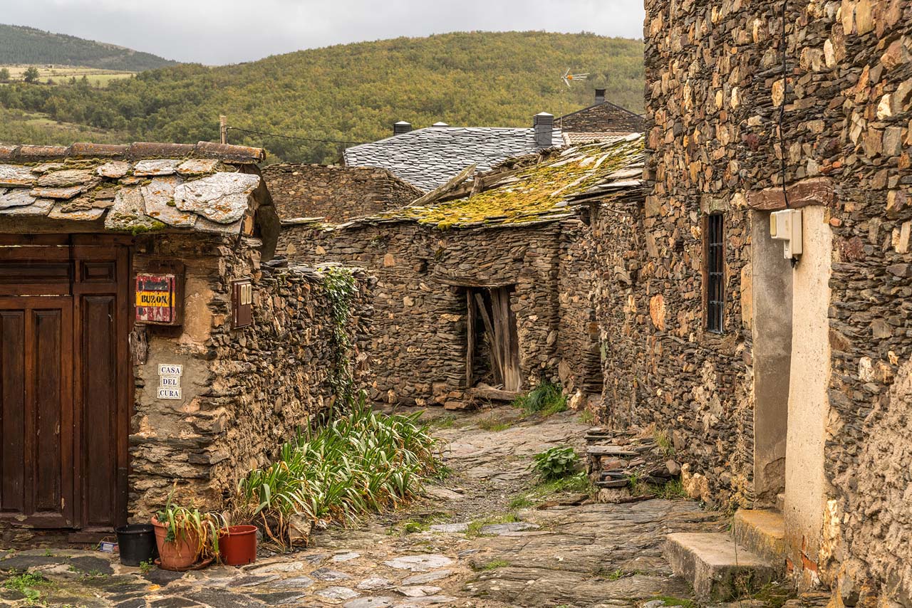 Los pueblos rojos y negros en la sierra de Ayllón de Segovia | Portal ...