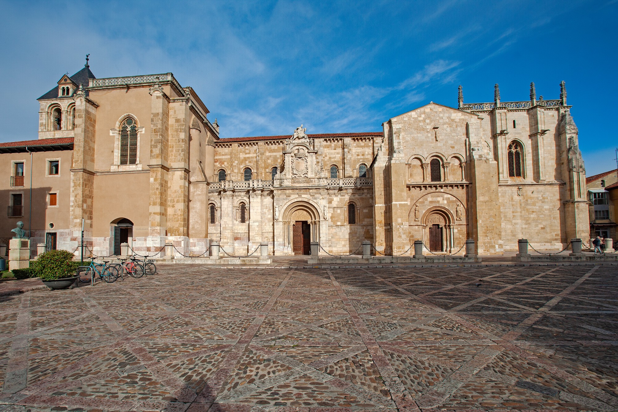 Real Église Collégiale de San Isidoro | Portal de Turismo de Castilla y ...